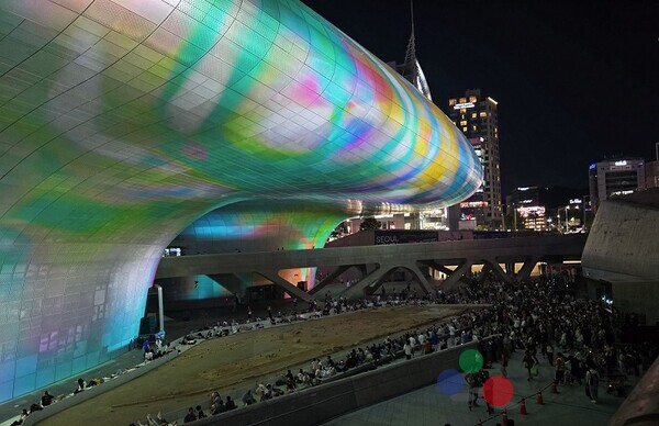 [류재림의 사진으로 보는`서울라이트 DDP 2024가을`] 퓨처로그(Future Log): '빛으로 기록하는 미래’