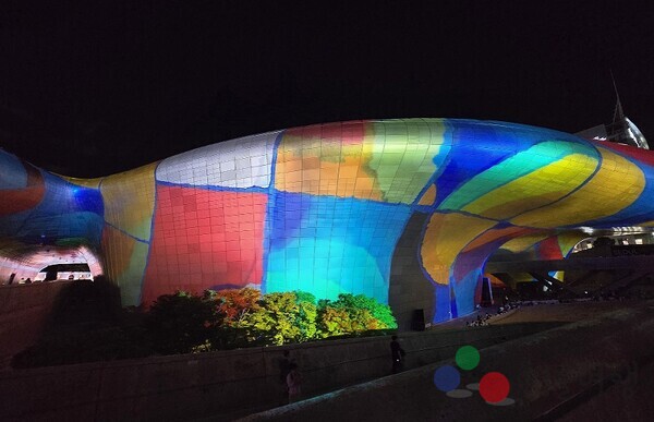 [류재림의 사진으로 보는`서울라이트 DDP 2024가을`] 퓨처로그(Future Log): '빛으로 기록하는 미래’